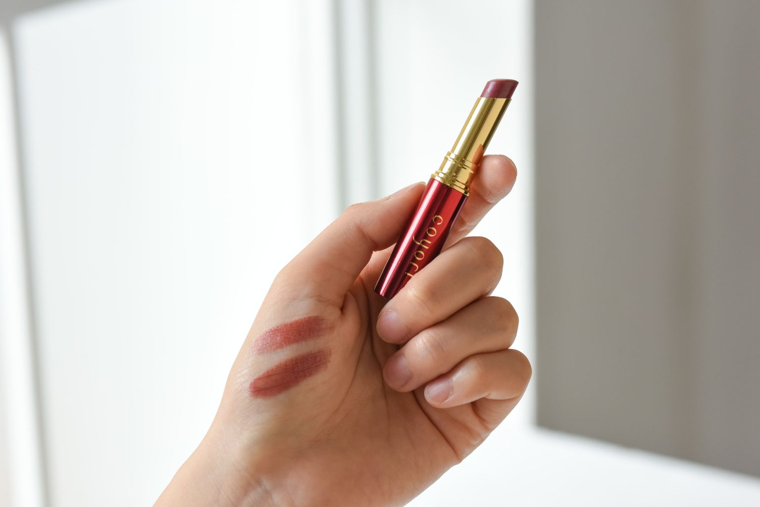 「これ1本で誰でも上品な顔立ちになれる」 プロモーション担当が語る、一色口紅「-綾紅-」の制作秘話。 | 【公式】Coyori（こより）｜国産オーガニックコスメ・自然派化粧品の通販